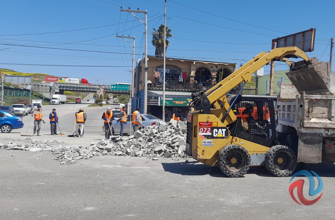 Desbloquean bulevar Popotla por material desparramado en el pavimento