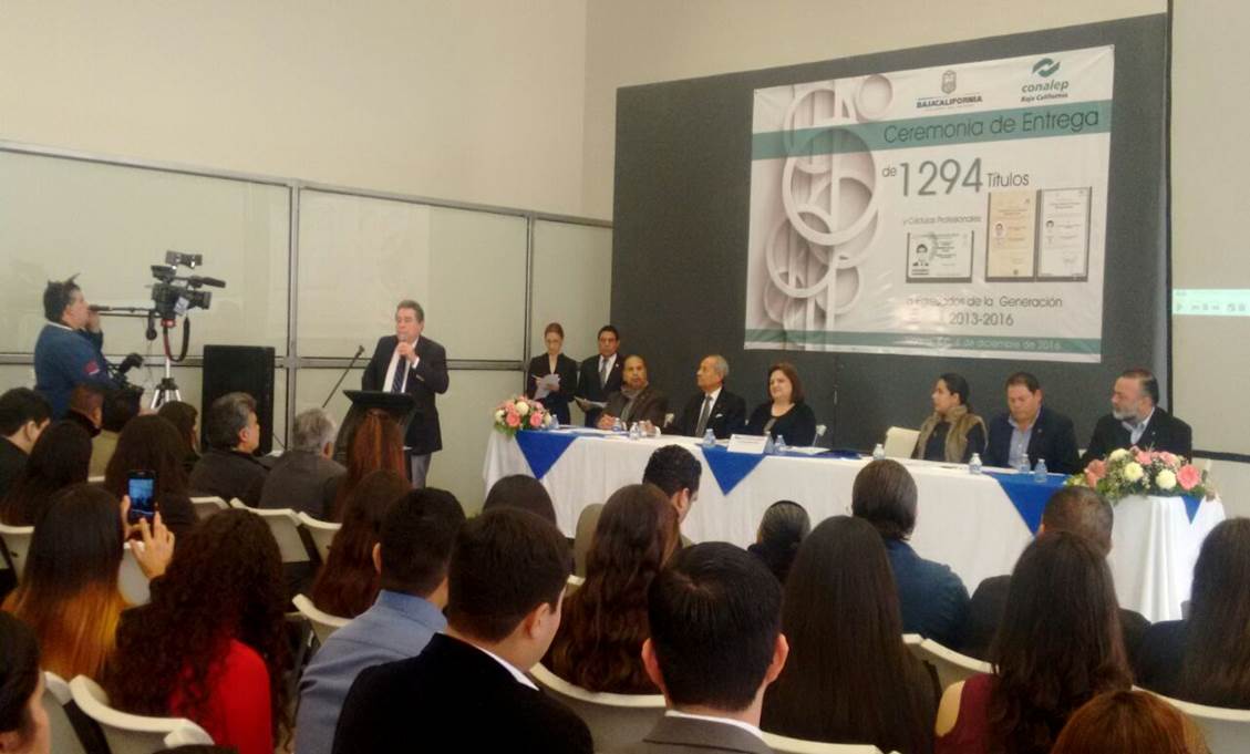 Entregan títulos a alumnos de Conalep