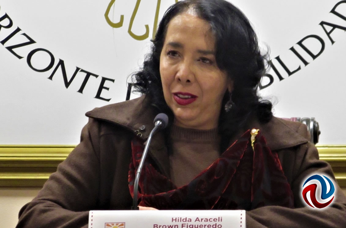 No puede llevar su catre o su cama al trabajo, dice Araceli