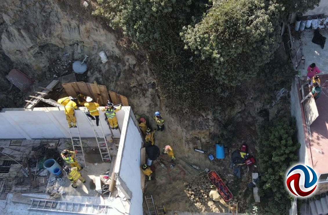 Trabajan Bomberos en rescate de persona atrapada en derrumbe