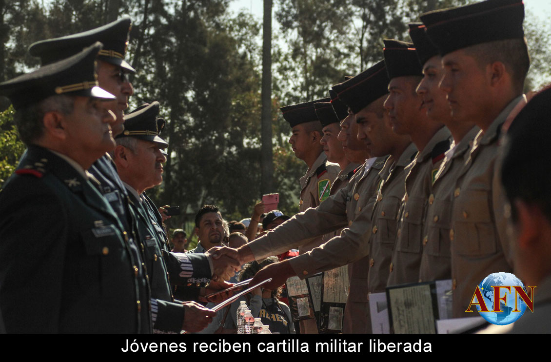 Jóvenes reciben cartilla militar liberada