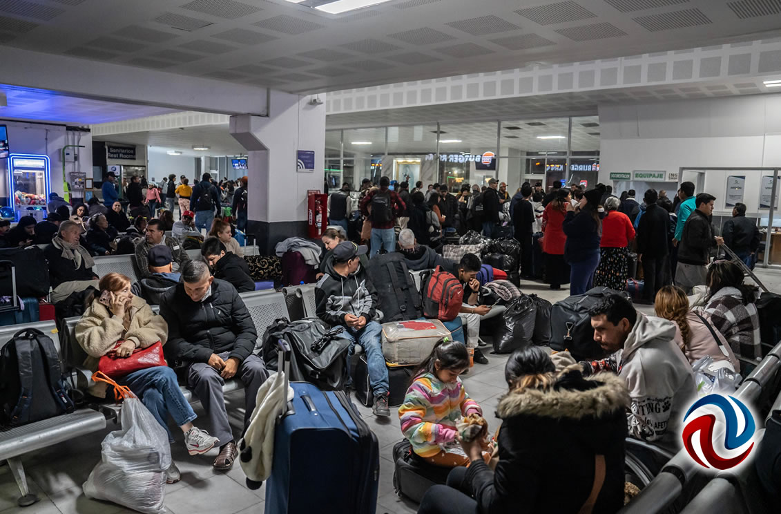Abarrotan viajeros la central de autobuses de Tijuana