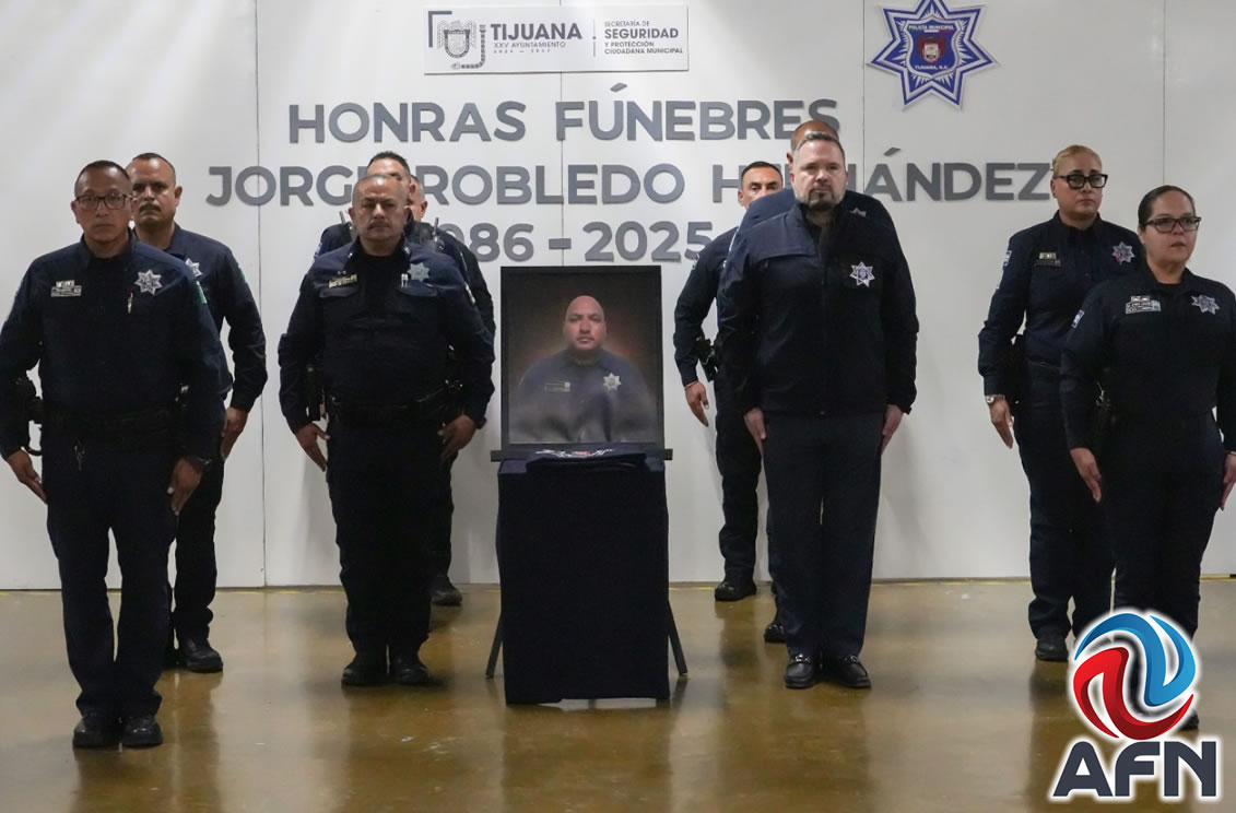 Realizan ceremonia de honras fúnebres al policía Jorge Robledo