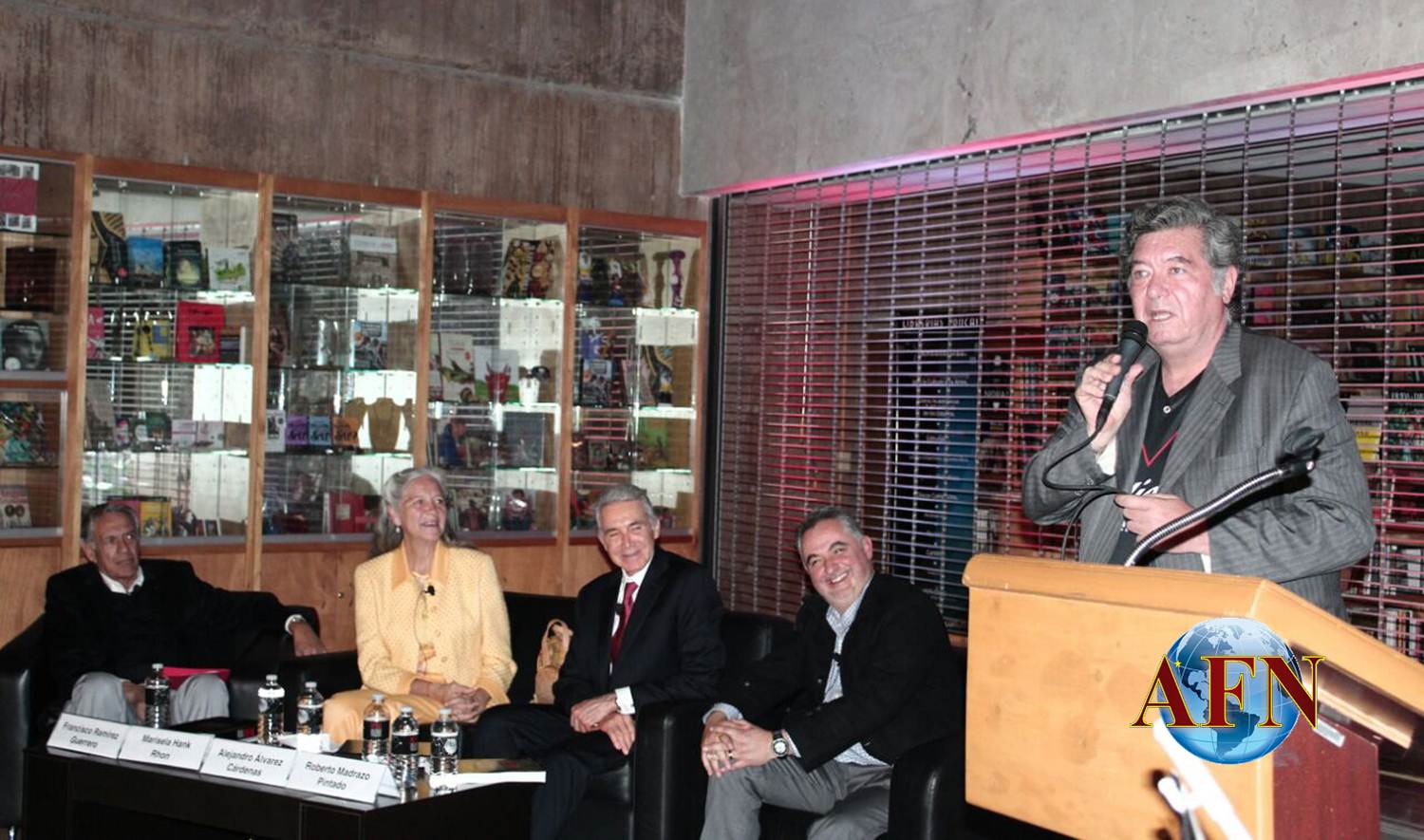 Presentan libro sobre Hank Rhon