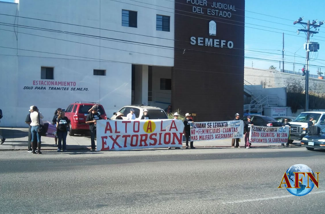 Se manifiestan en Semefo contra asesinatos