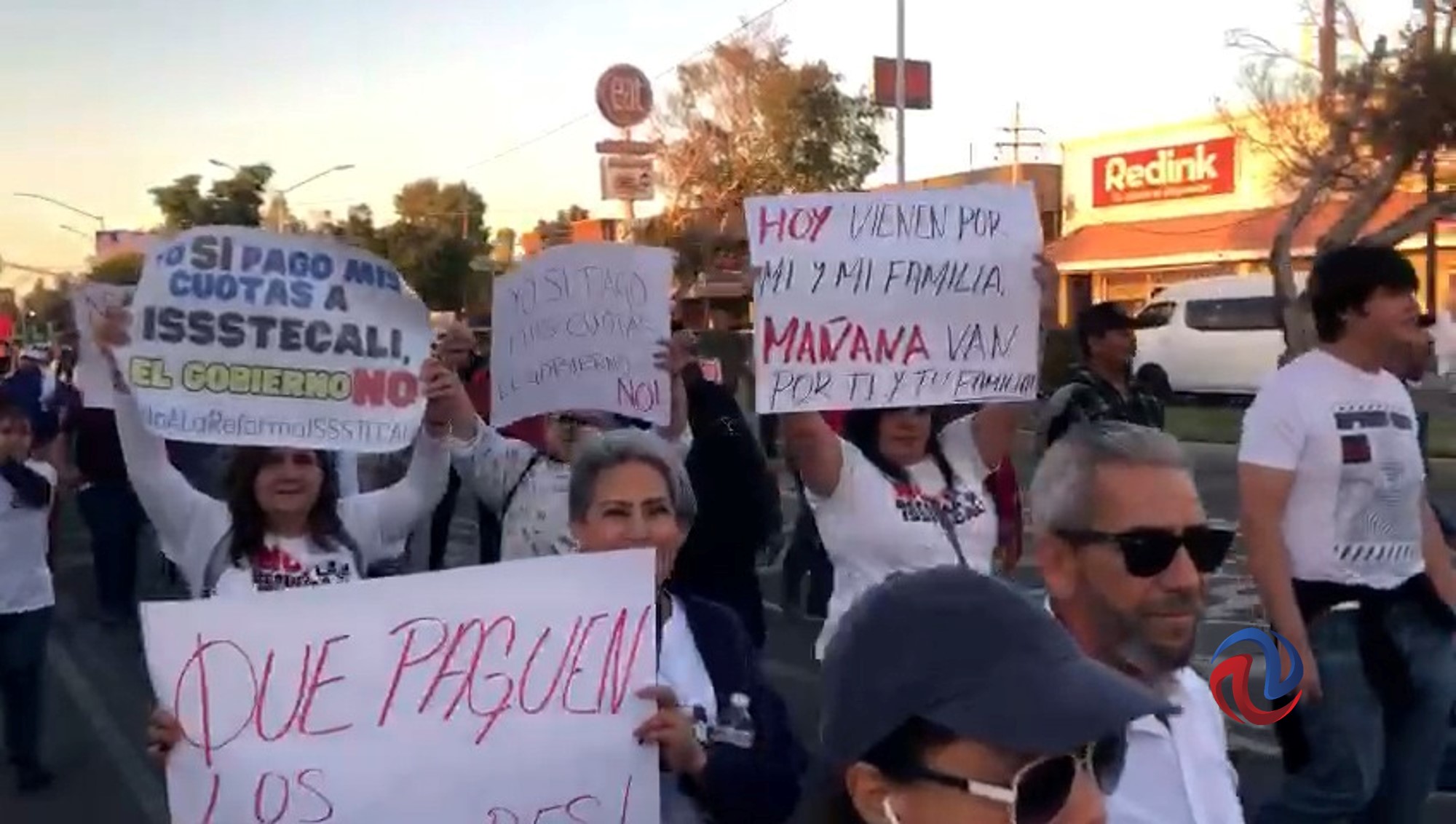 Marchan burócratas en Mexicali en rechazo a reforma al ISSSTECALI