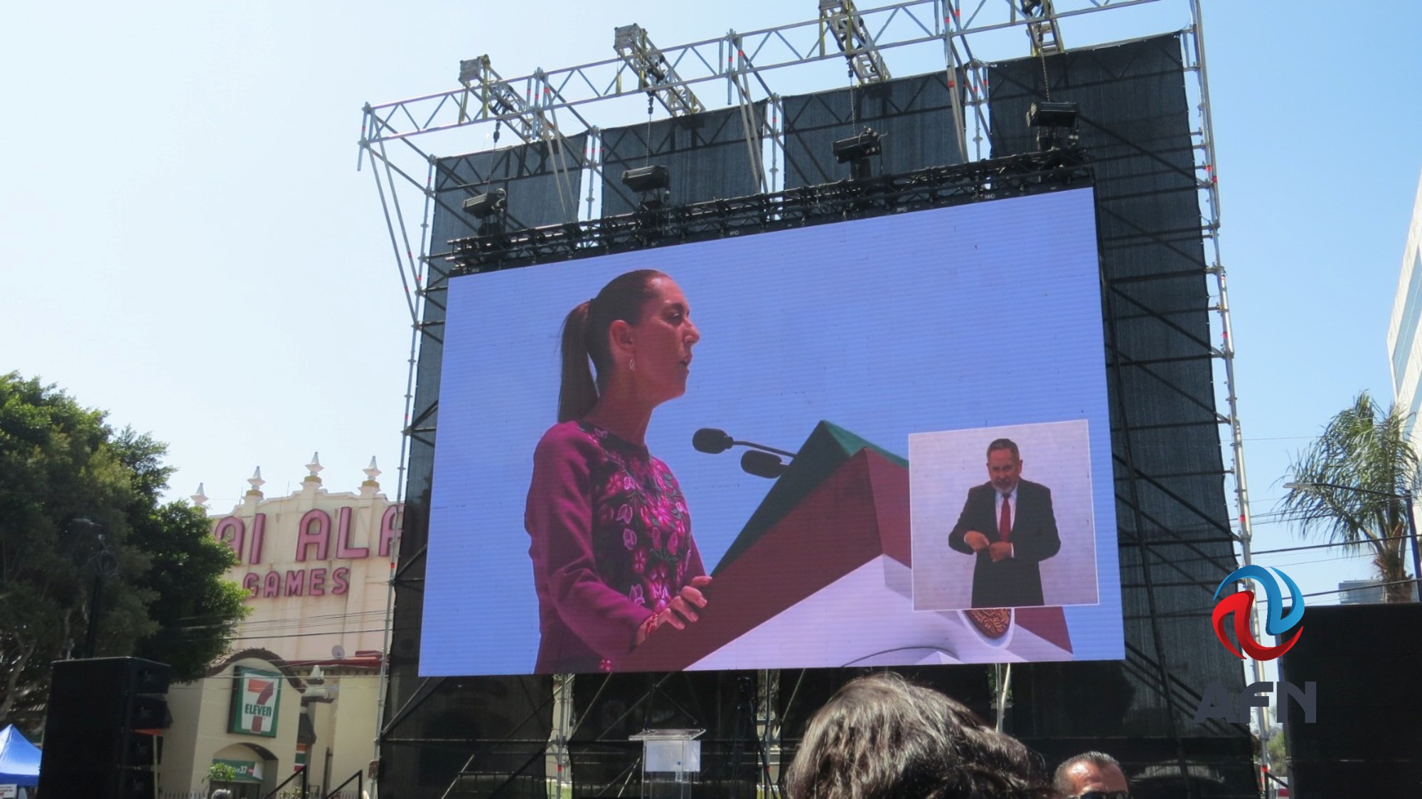 Morenistas abarrotan La Revu para escuchar el mensaje de Sheinbaum