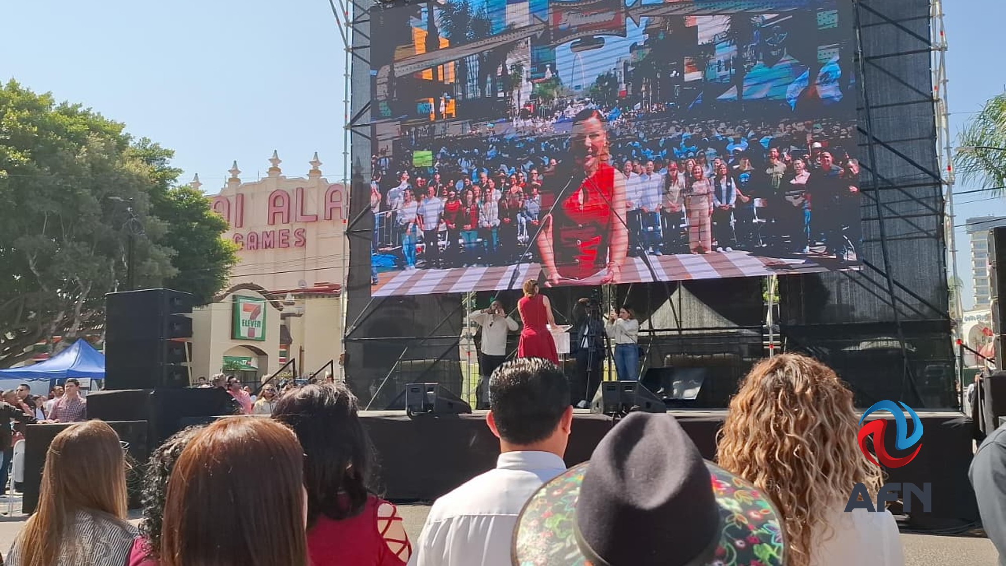 Morenistas abarrotan La Revu para escuchar el mensaje de Sheinbaum