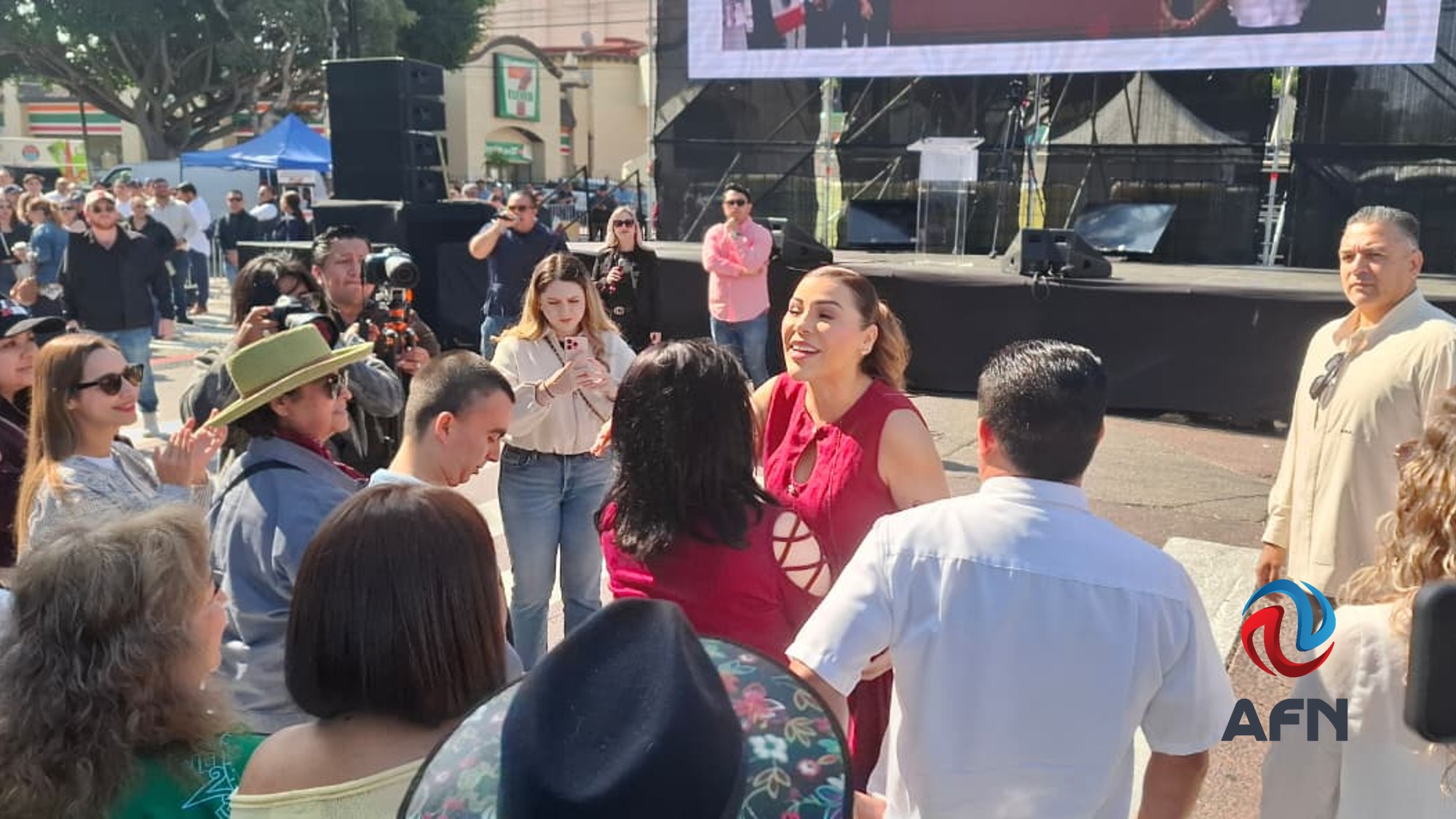 Morenistas abarrotan La Revu para escuchar el mensaje de Sheinbaum