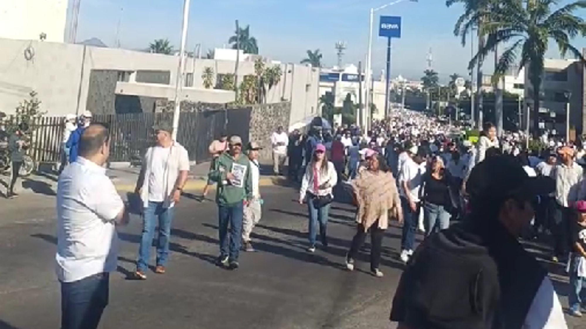 Sacaremos a ese buey de Sinaloa, le cantan miles al gobernador Rocha