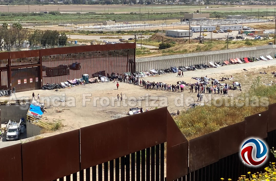 Acampan migrantes en el muro, a horas de la suspensión del Título 42