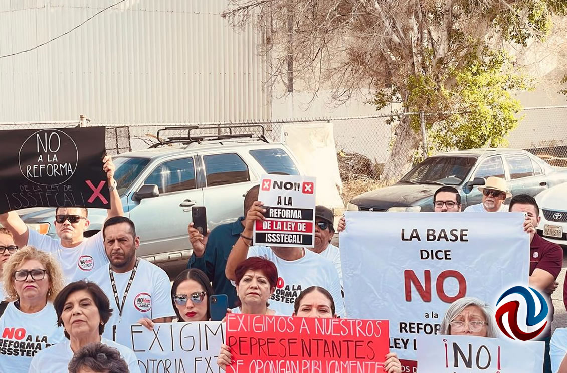 Protestan empleados estatales y municipales contra reforma al ISSSTECALI