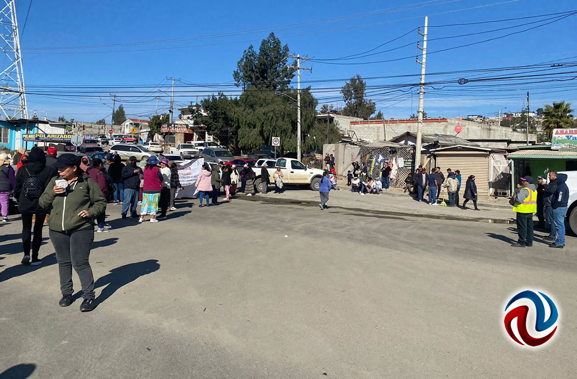 Residentes del Maclovio Rojas bloquean carretera libre Tijuana-Tecate