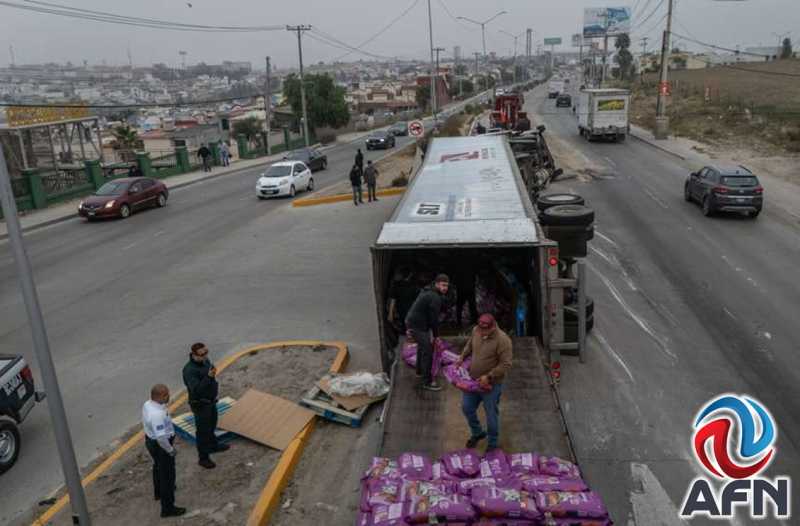 Volcó un tráiler cargado con croquetas para gato en Santa Fe